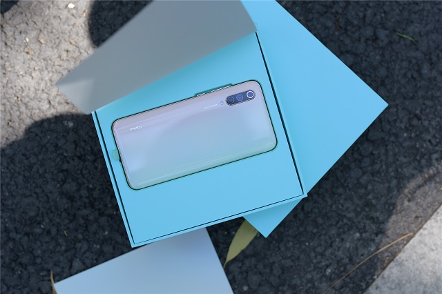 小米CC9美图定制版极速开箱，2599元它值得小仙女们购买吗？_百科TA说