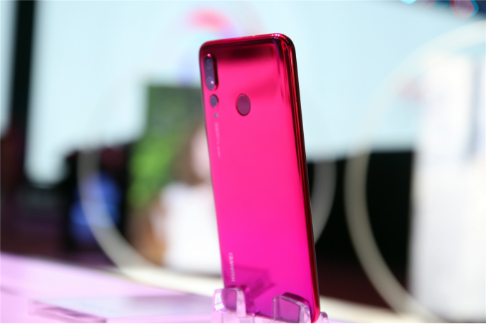 新鲜火辣华为nova4现场真机图赏，经典挖孔屏的新诠释！_百科TA说