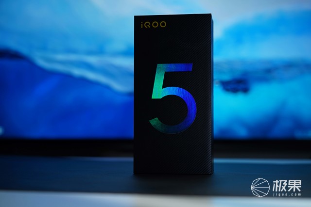 120W超级闪充+120Hz高刷屏！iQOO 5系列上手体验：真全能旗舰_百科TA说