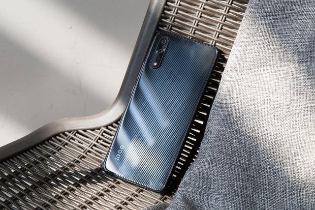 vivo、小米明抢生意！iQOO Neo预售是小米CC9两倍，强在哪里？_百科TA说