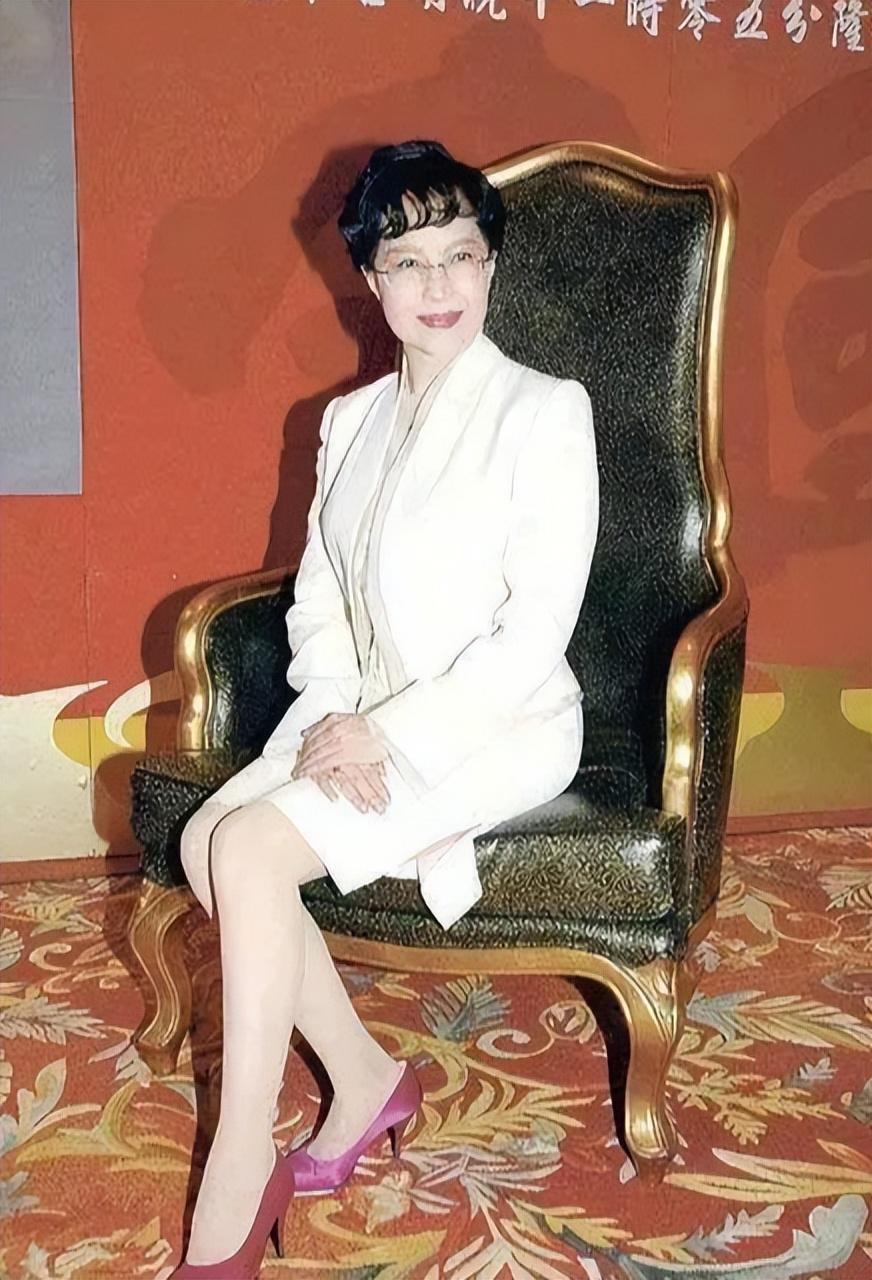 艳星狄娜：一脱成名逢戏必火，中年放弃演戏，为祖国导航事业奉献_百科TA说