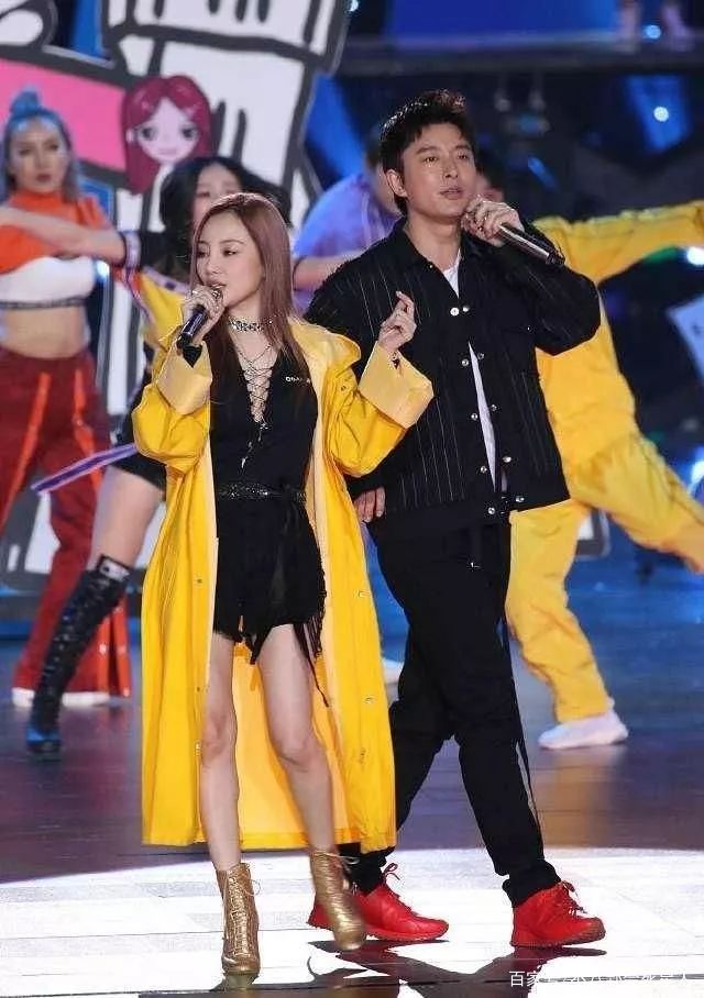 李小璐和PGone大方公开，两人贴身搂抱还接吻，网友心疼甜馨_百科TA说