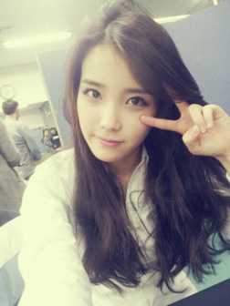 IU（韩国流行乐女歌手、影视演员、节目主持人）_百度百科