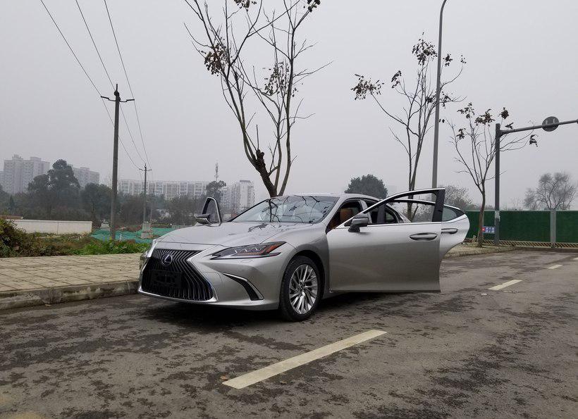 犹豫再三，22万提了凯迪拉克ATSL，2个月后，车主：说说我的驾驶感受_百科TA说