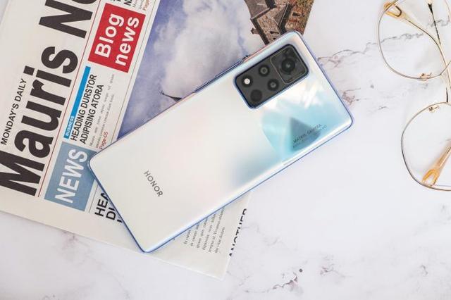 独立后的承上启下 简约的现代美学荣耀V40_百科TA说