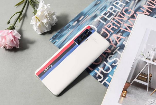 5G旗舰手机iQOO 5 Pro开启全款预售，网友关心的不只是价格！_百科TA说