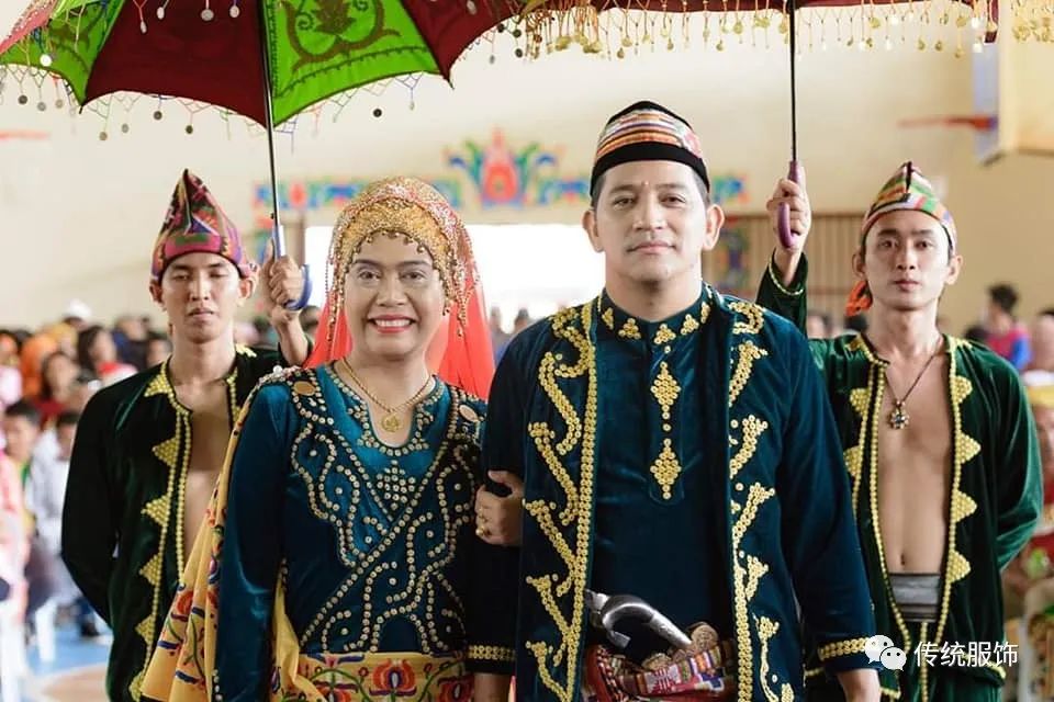 金属钉扣装饰的纺织品 Tabuku | 菲律宾南部的传统服饰_百科TA说