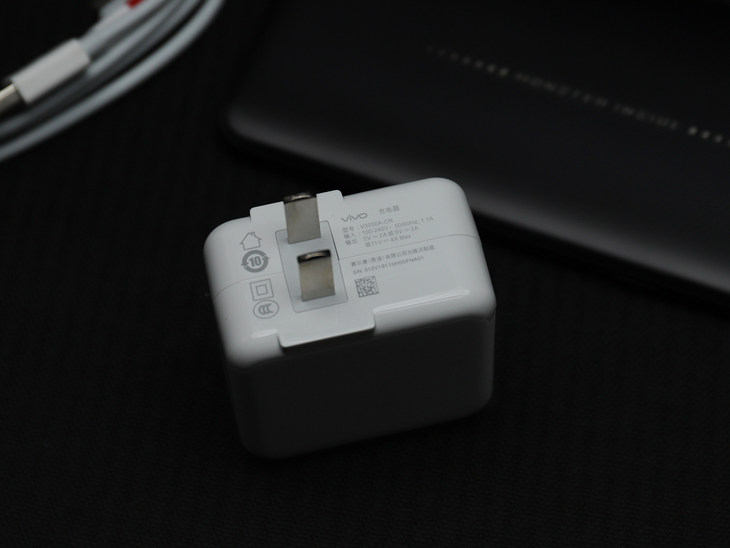 半小时充82%电量 44W超级闪充成为iQOO手机最大亮点_百科TA说