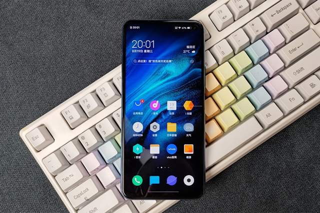 同样骁龙662、售价999元：iQOO U1x也主打性价比，你选谁？_百科TA说