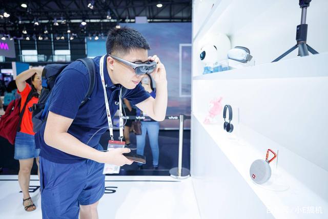 vivo AR眼镜上手：全沉浸视觉+5大场景交互，体验太科幻_百科TA说
