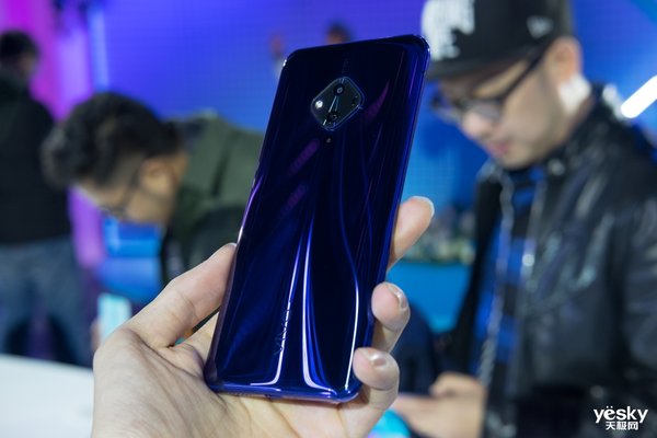 摆脱惯性的菱形ID设计 vivo S5现场上手图赏_百科TA说