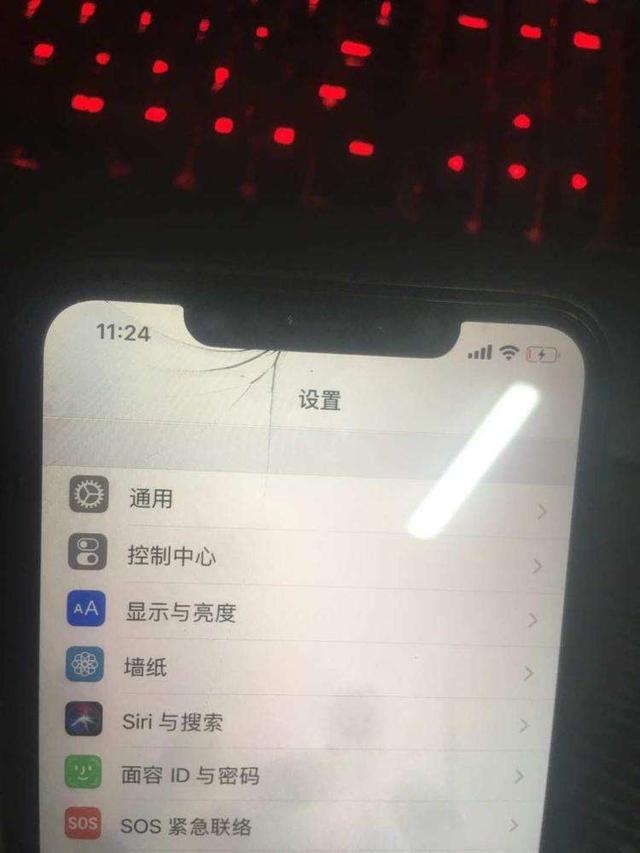 iPhoneXS MAX换屏记：官方报价2560元，本地450元搞定_百科TA说