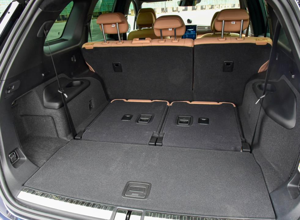 看上一款蔚来ES8，做工精细舒适度强，月薪8000提了贵不贵？_百科TA说