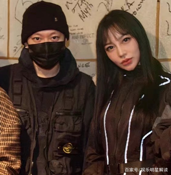 贾乃亮女儿登台领唱！李小璐晒照钻戒吸睛，pgone遮脸自拍_百科TA说