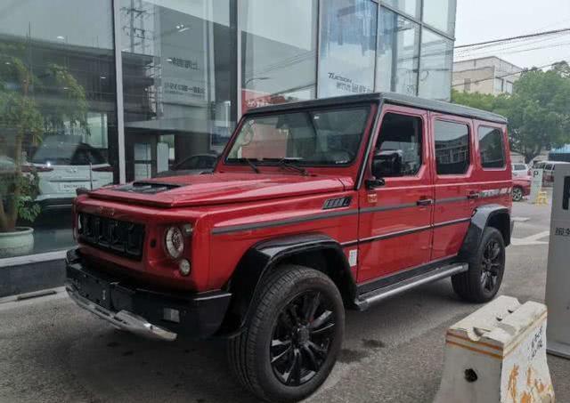 偶遇北京BJ80盛世华章，红色的车身，强大的气场，确实漂亮！_百科TA说