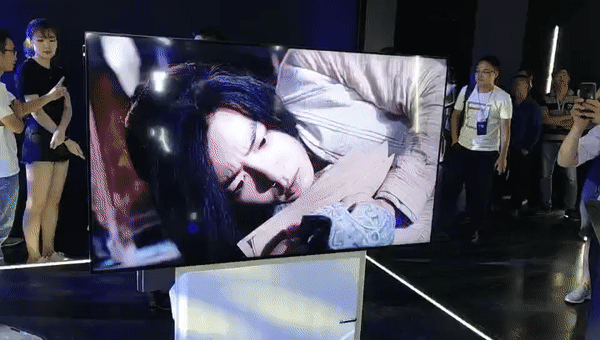 电视上刷抖音，TCL XESS智屏“站着”挑战荣耀智慧屏_百科TA说