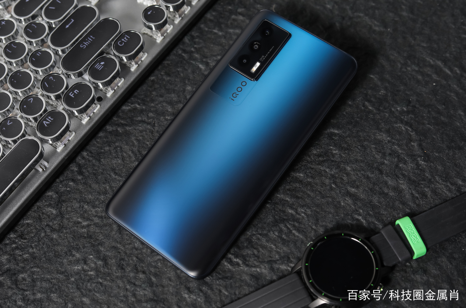 一款能真正打动消费者的机型！iQOO Neo5有颜有料_百科TA说