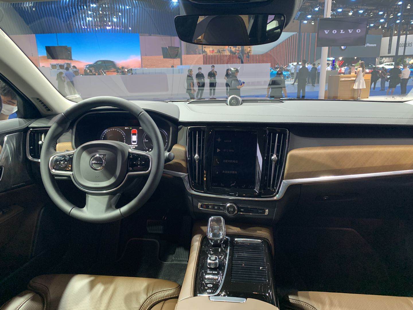 成都车展惊喜不断，全新沃尔沃S90重磅登场，配备水晶档把很吸睛_百科TA说