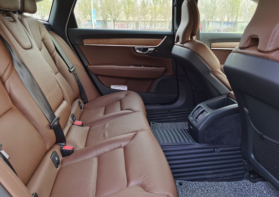 38万如何选？英菲尼迪Q70还是沃尔沃S90？读完你就知道了_百科TA说