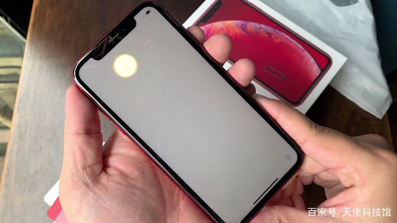 如果买iPhoneXR，别买黑色，网友：和iPhone XS差了一个世界_百科TA说