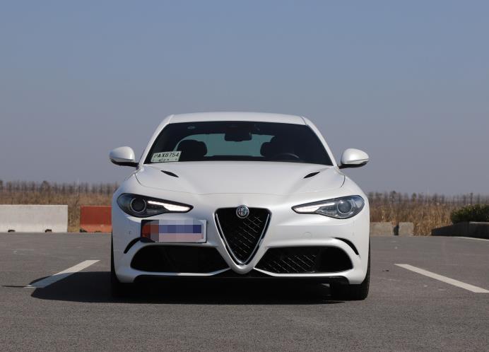 30万如何选车？Giulia还是捷豹XEL？老司机说了实在话_百科TA说