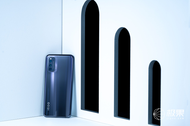 iQOO Neo5活力版体验：LCD屏+骁龙870，年轻人最爱的游戏机_百科TA说