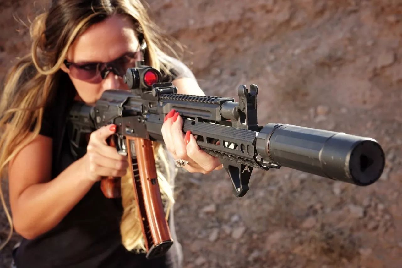 美国武器制造商两强联手 推出全新AK系列枪械_百科TA说