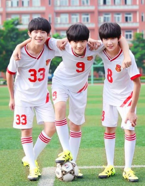 TFBOYS团魂炸裂！易烊千玺为王俊凯改了行程，网友：喷子没话说了_百科TA说