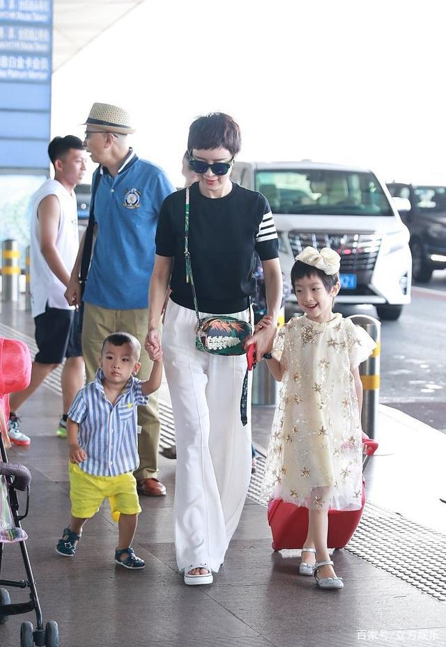 金巧巧穿喇叭裤走机场太老土，豪门阔太硬凹节俭人设？_百科TA说