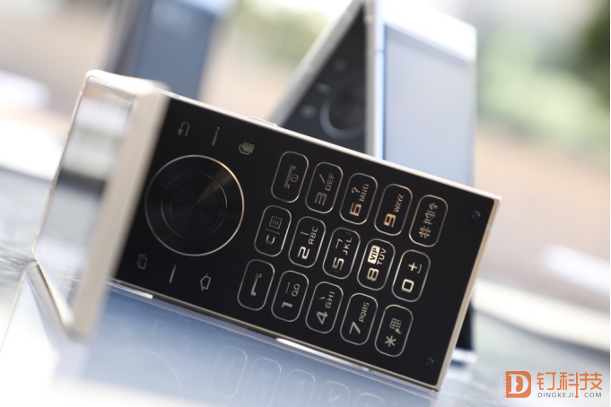 融合经典与科技，三星W2018诠释稀缺价值_百科TA说