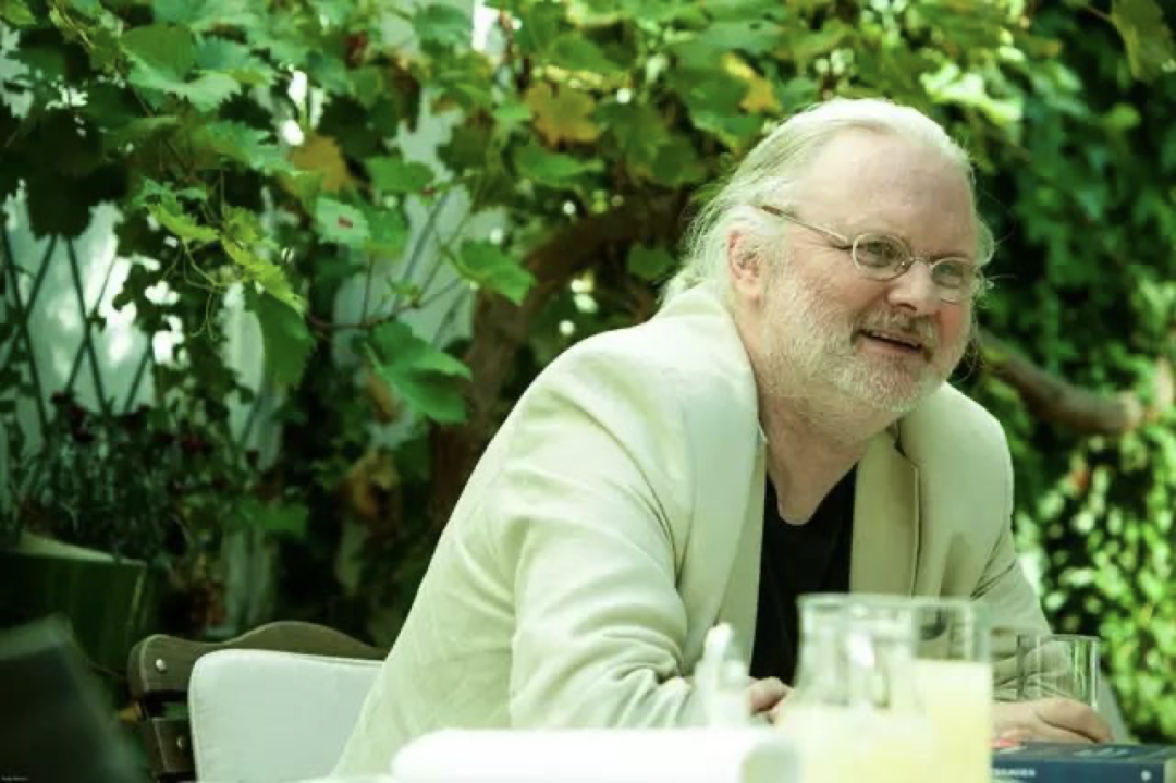 他今年拿下诺贝尔文学奖，13年前在上海看自己的戏剧演出_百科TA说