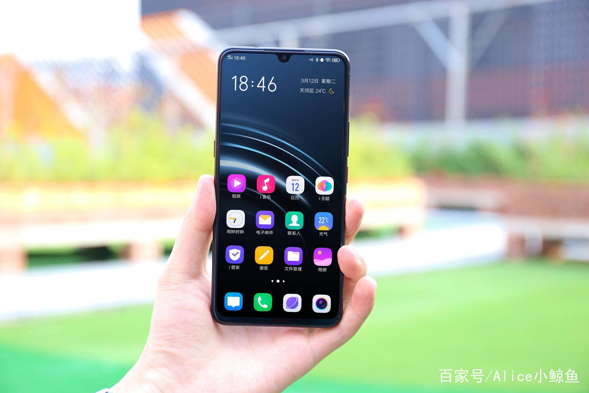 光轨纹理加酷炫LED灯带，网友：iQOO颜值无懈可击_百科TA说