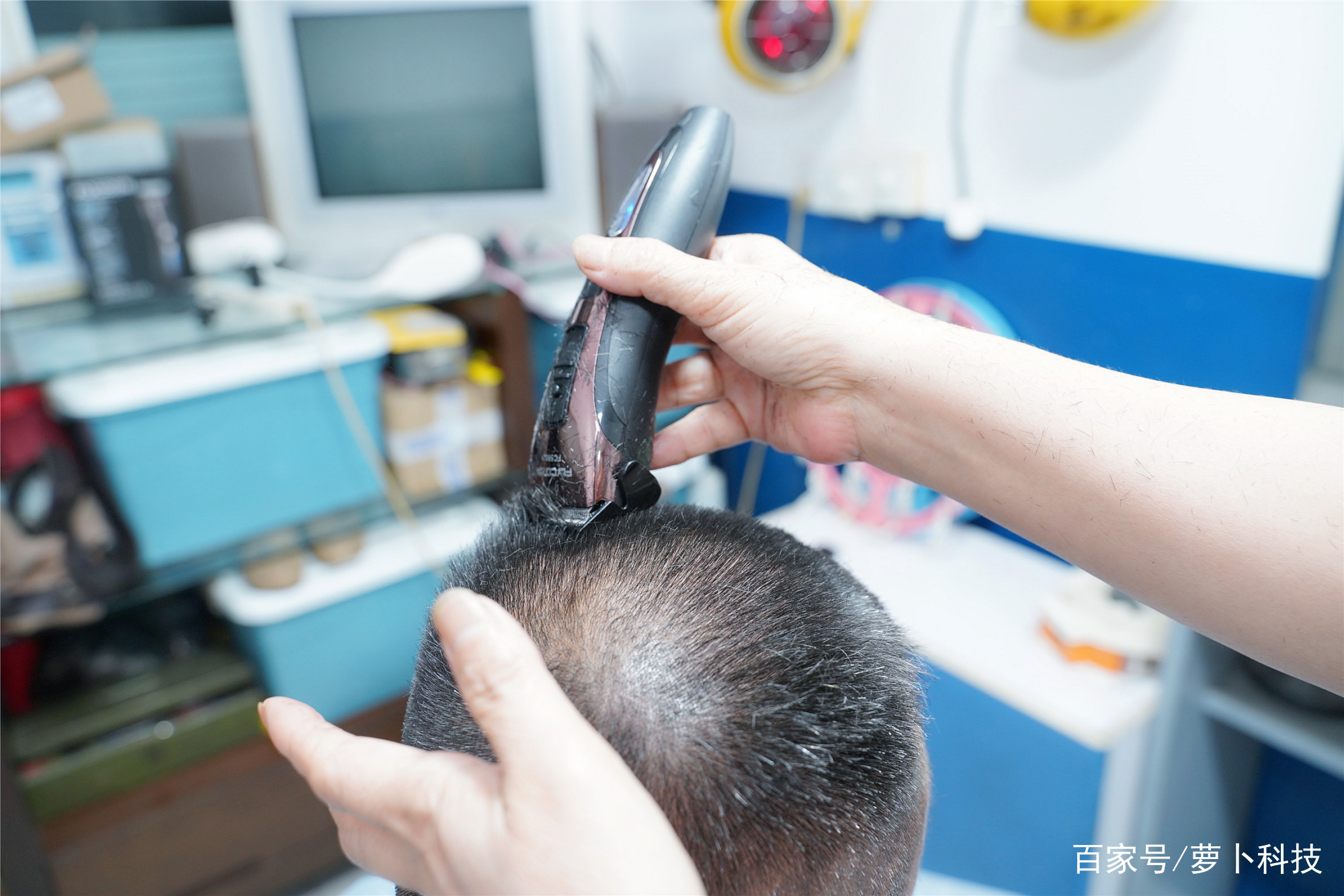 买了把飞科FC5902给我婶，开美发店的她说这电推子真不错_百科TA说