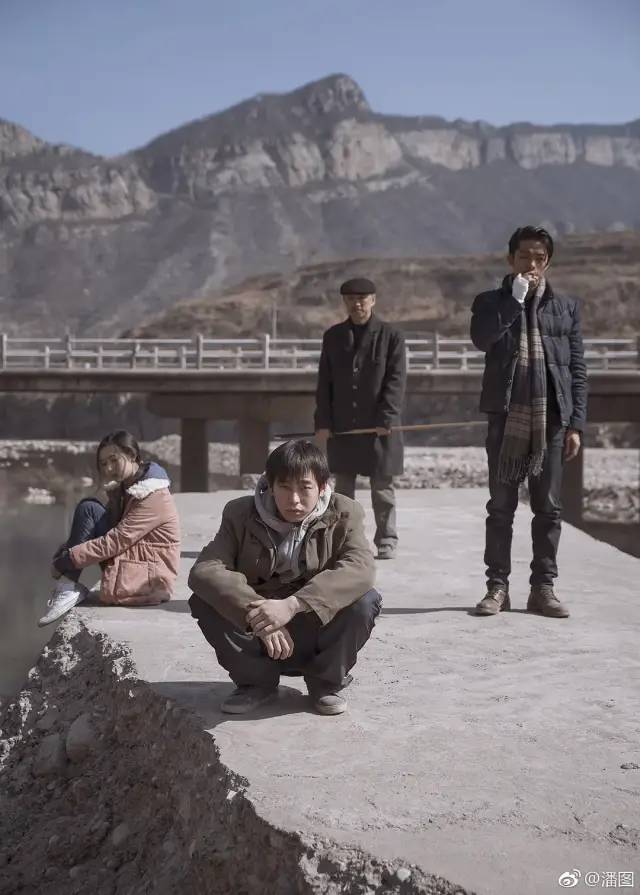 《大象席地而坐》，一部向残酷现世咆哮却饱含诗意的作品_百科TA说