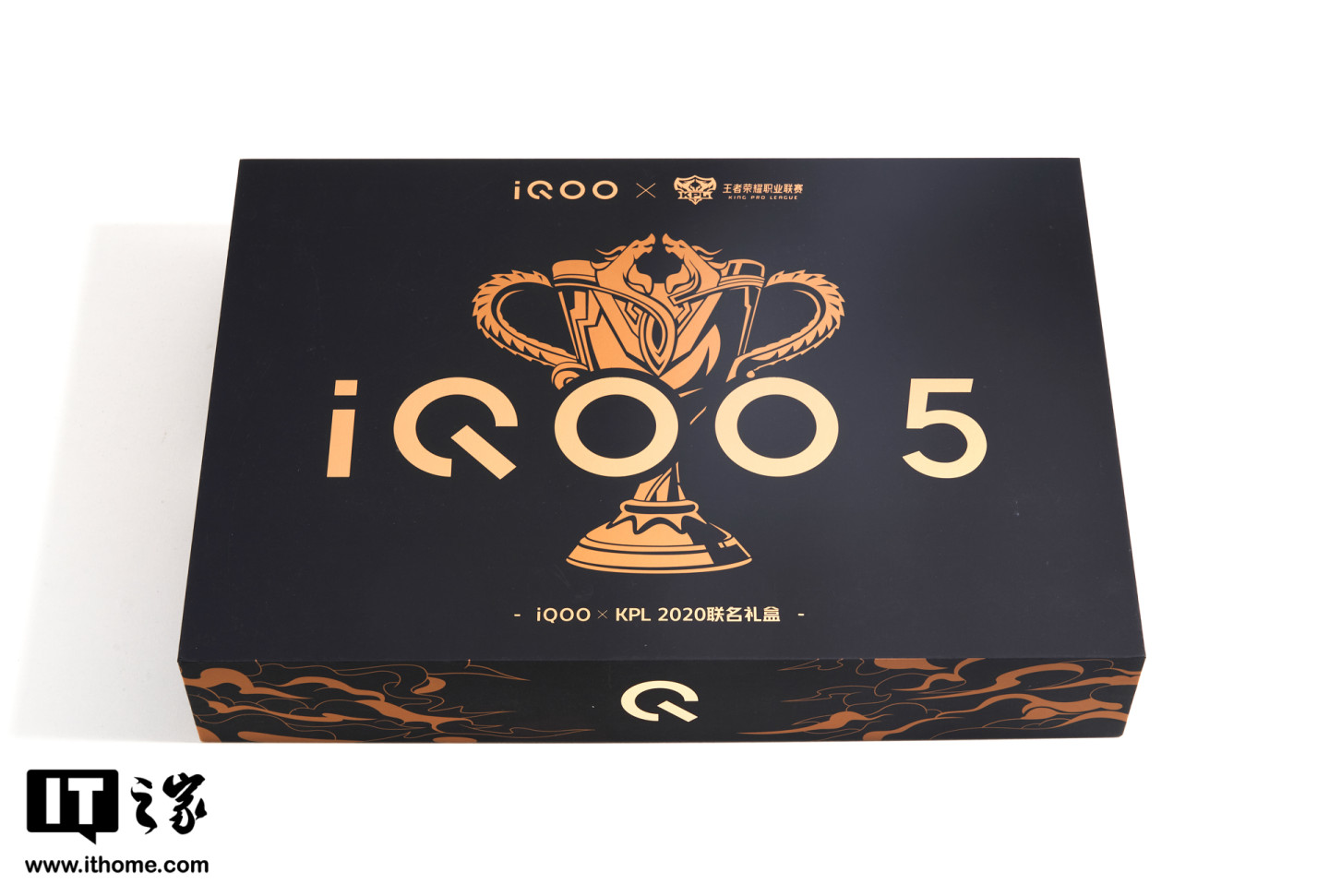 「IT之家开箱」iQOO 5 手机 KPL 2020 联名礼盒图赏_百科TA说