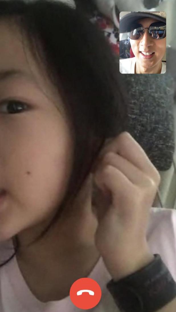 吴尊女儿打耳洞同一时间两只耳朵一起打，好几个人围着严阵以待_百科TA说