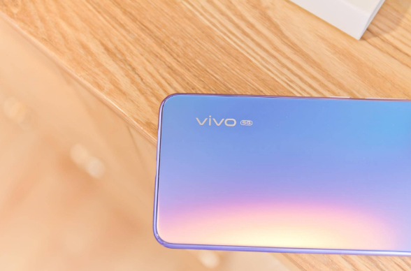 外观设计不愧“自拍旗舰”之名，vivo S7展现设计的艺术性_百科TA说