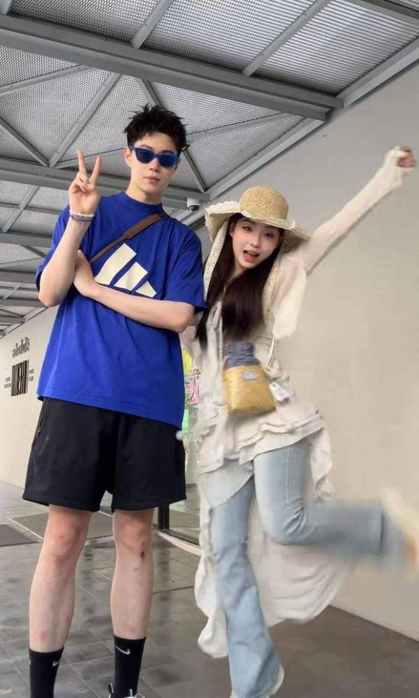 小郑嘻嘻（生活随拍类自媒体创作者）_百度百科