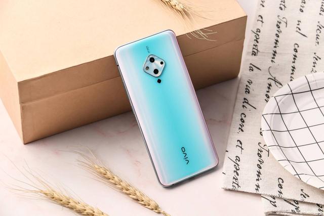 vivo S5全新“5重超质感美颜”，拯救你的“自拍恐惧症”_百科TA说