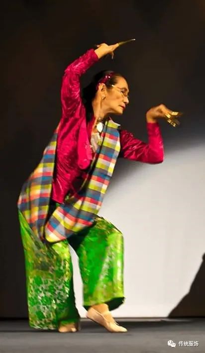 菲律宾南部女性的传统服饰单品与珠宝配饰_百科TA说