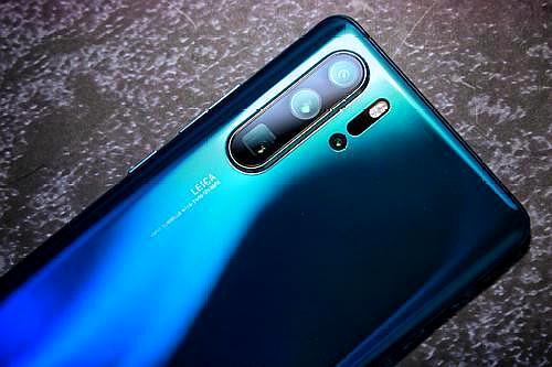 iPhoneXR降价后撞车华为p30pro，同是顶级旗舰，两者哪款更强？_百科TA说