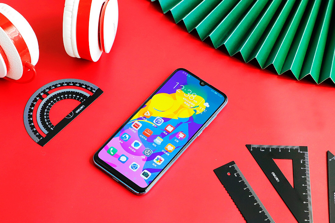 仅1399元，麒麟810+128GB+4000mAh+4800万三摄，荣耀真香千元机！_百科TA说