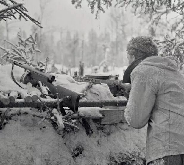 “曾出口中国，却因卡壳出名”芬兰国产的M26轻机枪有多坑？_百科TA说