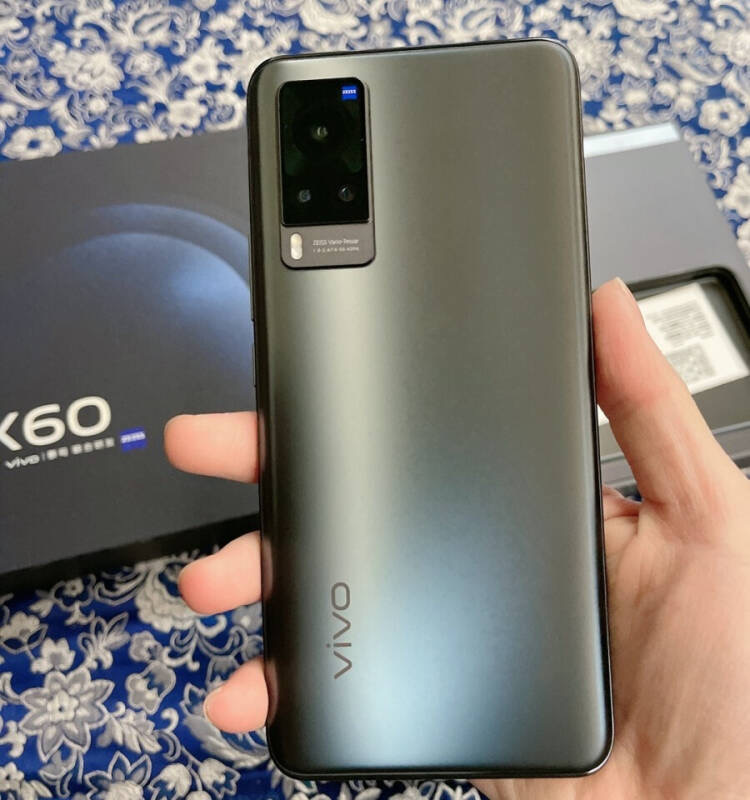 vivo X60测评：蔡司镜头拍照清晰，即便长时间单握也不累。_百科TA说