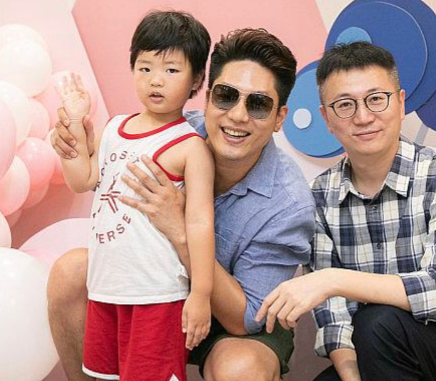 李小璐pgone同款玩偶被扒出，贾乃亮专心宣传新剧，凌潇肃学着点_百科TA说