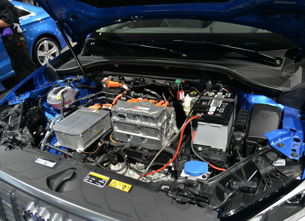 奥迪Q2L e-tron采用纯电动能源模式，动力表现适合城市代步_百科TA说