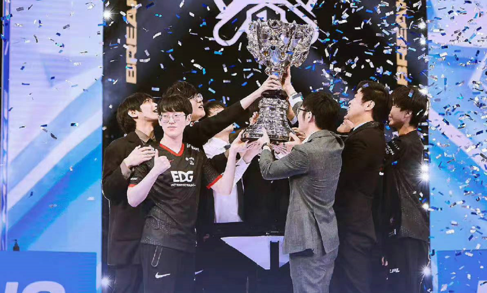 一年前的“新王”，一年后的8强，告别S12的EDG陷入了熟悉的泥淖_百科TA说