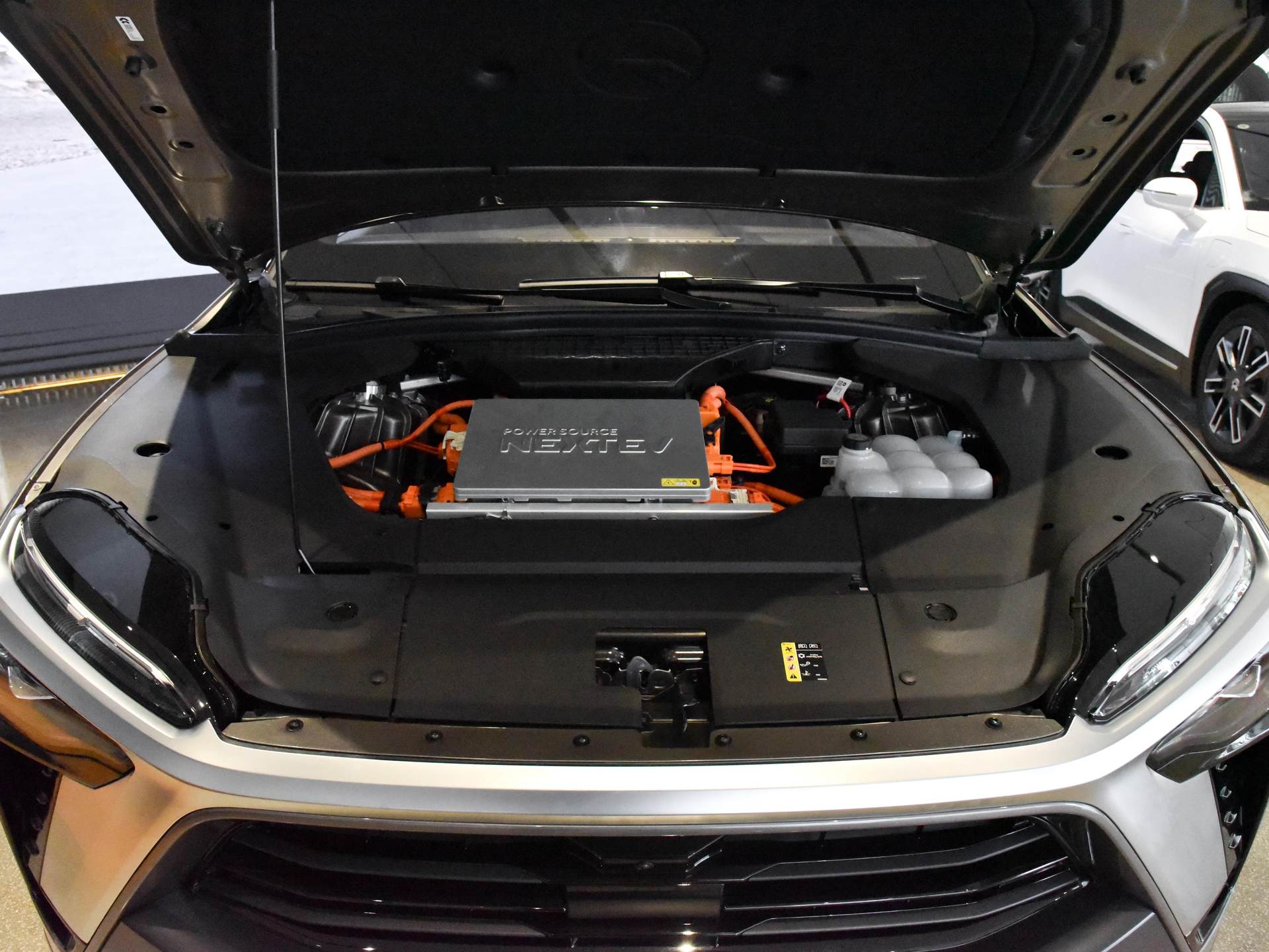 实拍蔚来ES8，4.9秒破百，544马力+续航580公里，安全又结实！_百科TA说