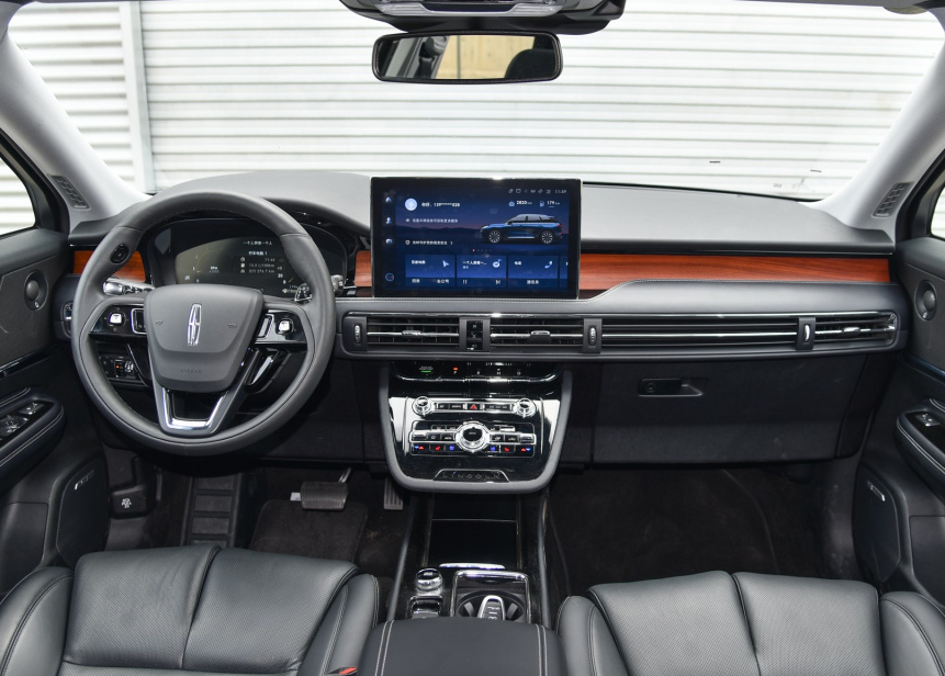 30万选什么车？捷豹EPACE还是林肯冒险家？读完你就清晰了_百科TA说