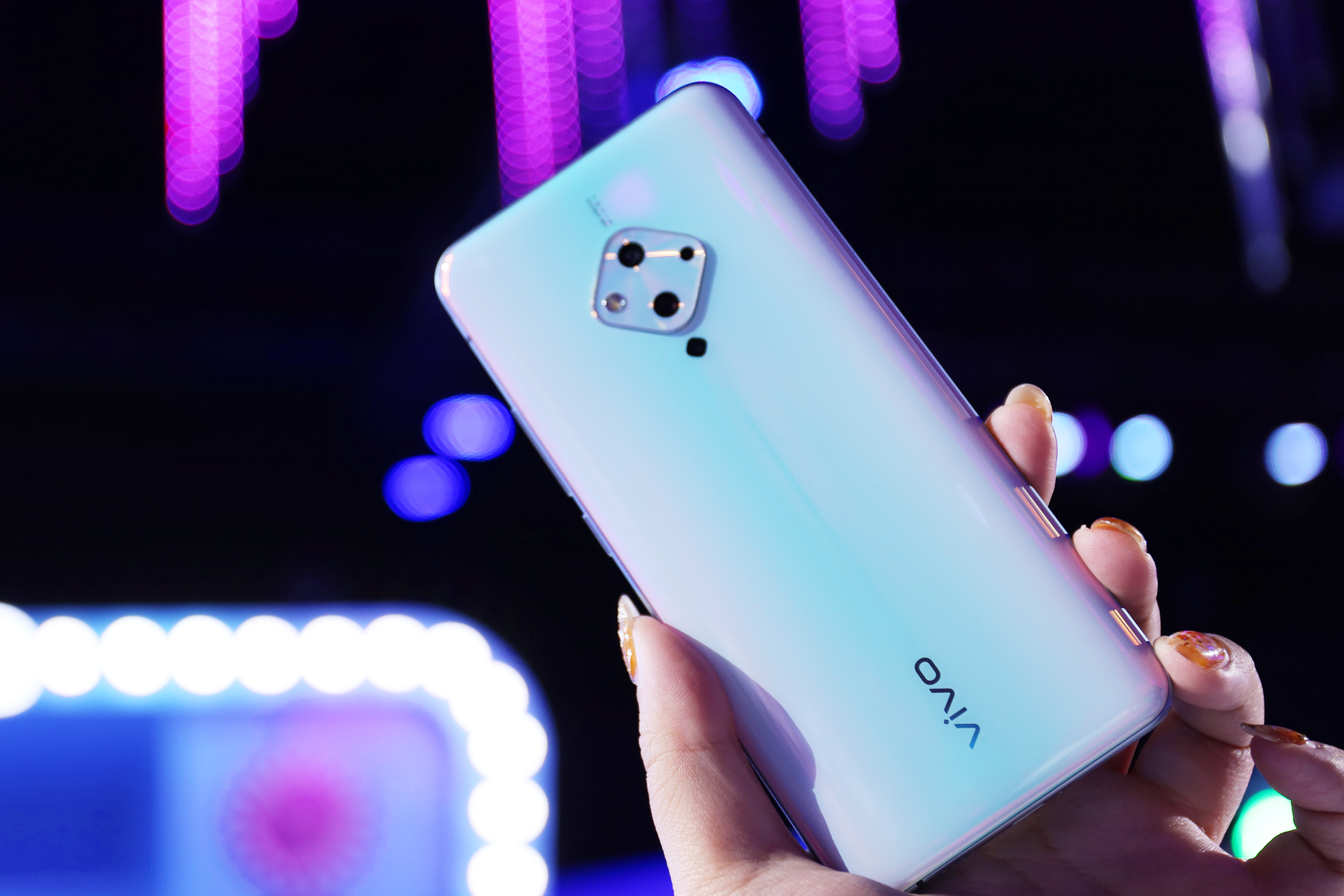 vivo S5现场上手：个性菱形设计 自拍进入黑科技时代_百科TA说